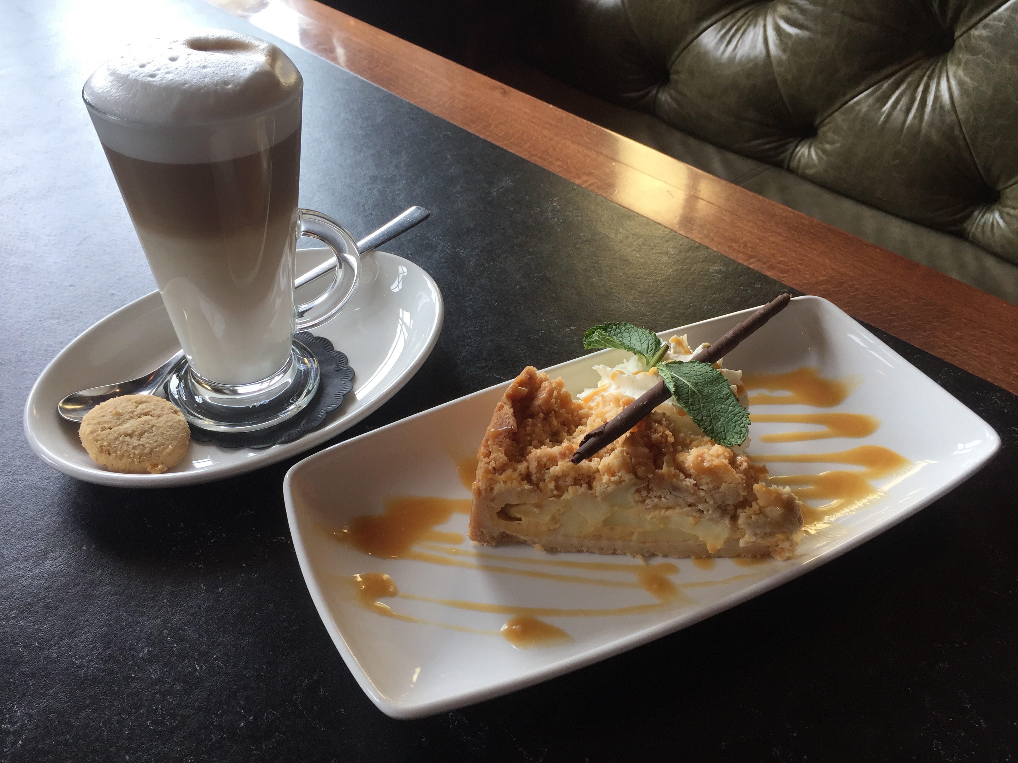 Gebak bij de koffie en diverse zoetigheden | De Postwagen